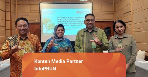 Dianggap Sebagai Pelopor PAKLIK, Bupati Kobar Menerima Penghargaan dari ... Dianggap Sebagai Pelopor PAKLIK, Bupati Kobar Menerima Penghargaan dari ...